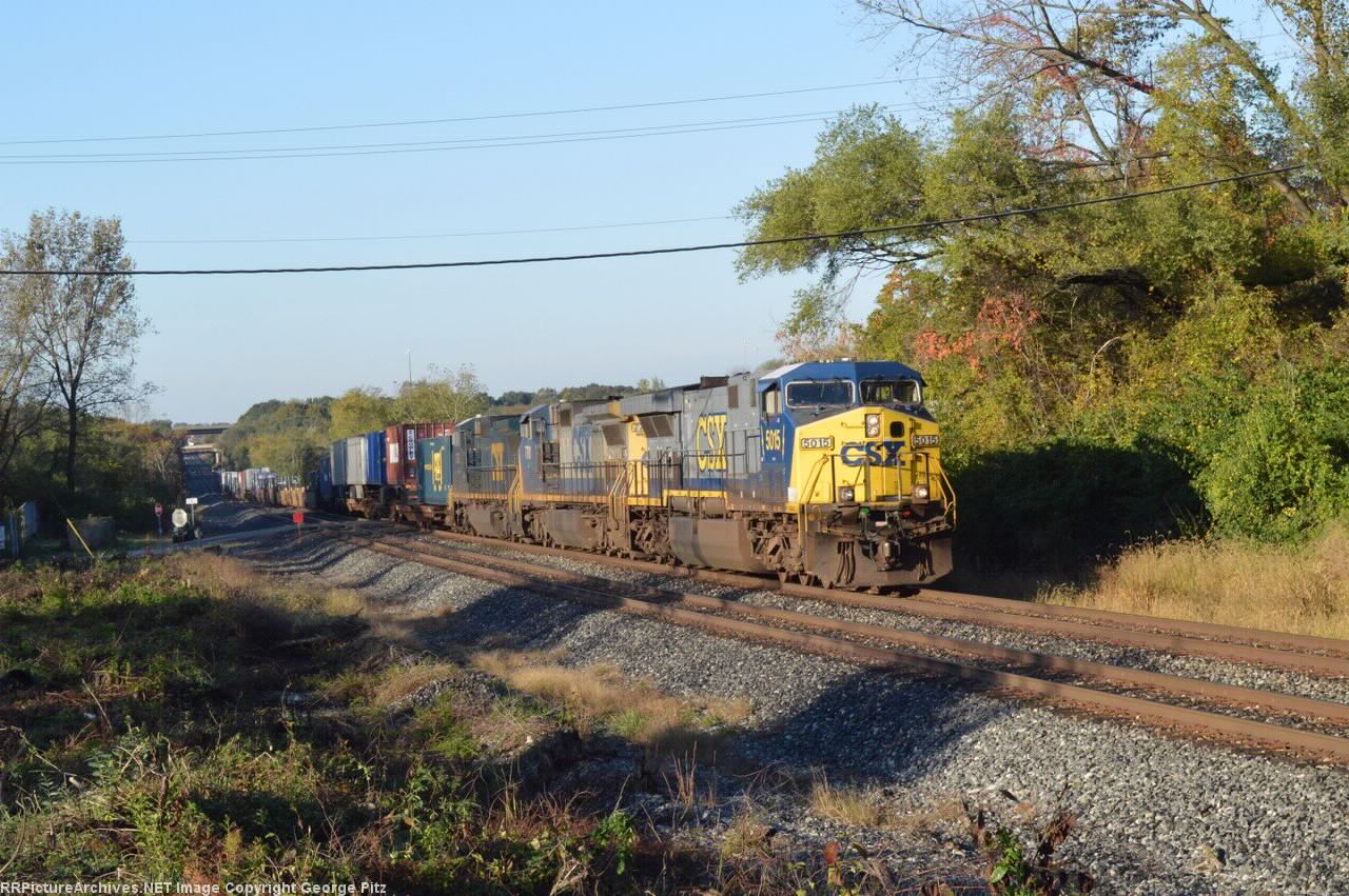 CSX 5015 and train Q032